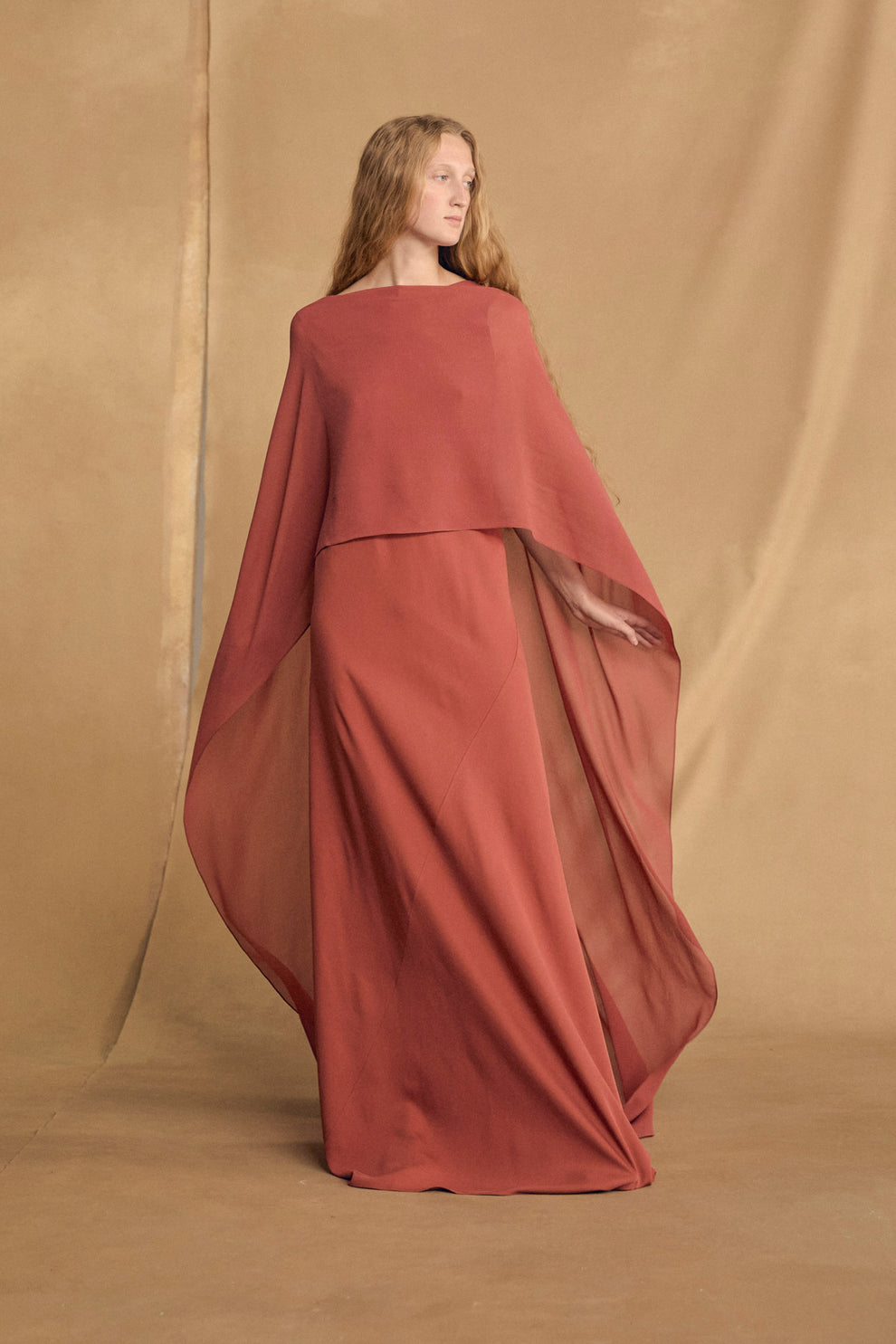 Cortana - Luana, vestido de seda rojo carmin