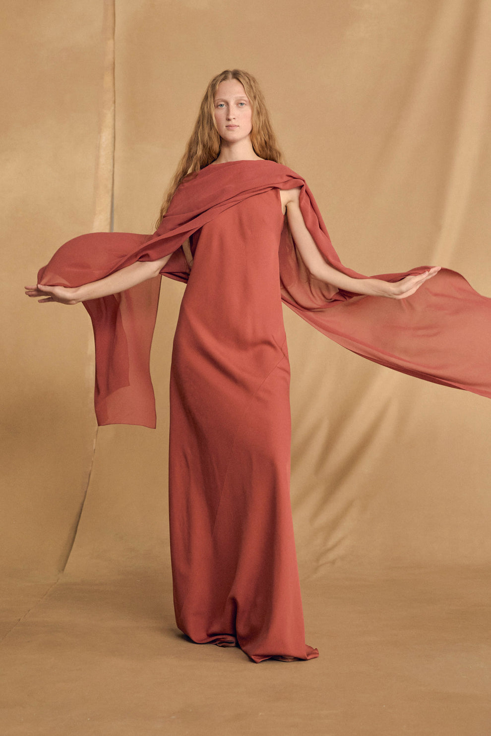 Cortana - Luana, vestido de seda rojo carmin